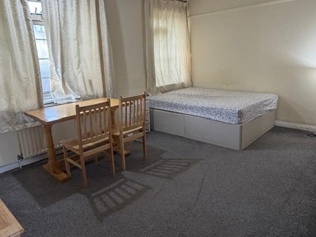 Room at Bath Road, Greater London