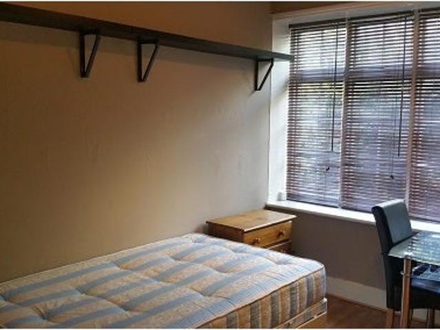 Room at Bath Road, London