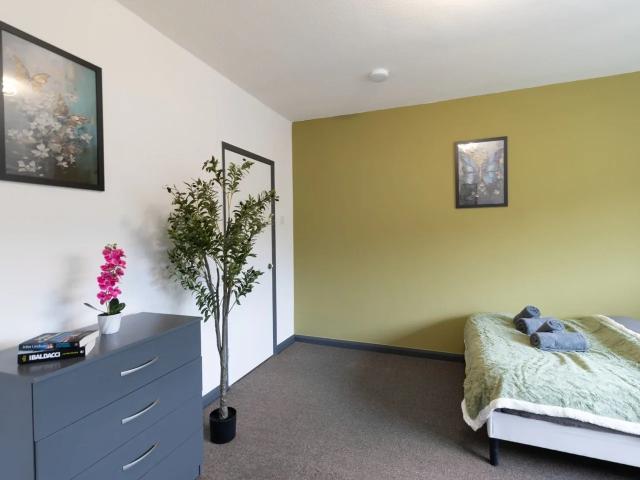 Room at Bath Road, Portsmouth