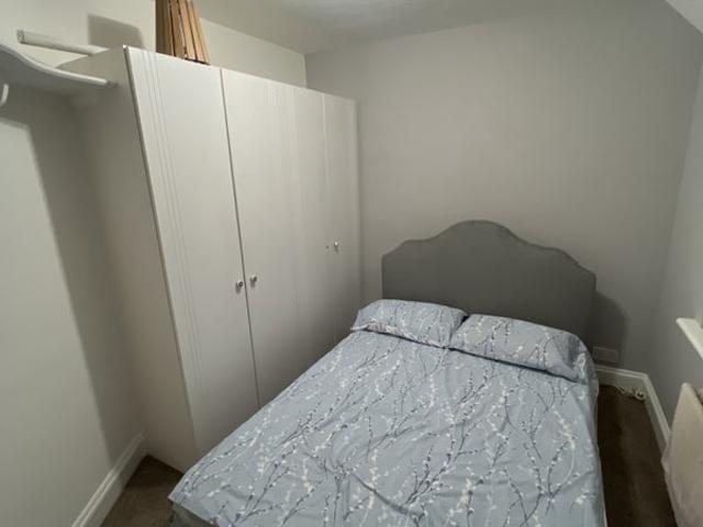 Room at Bath Road, Slough