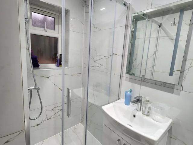 Room at Bath Road, Slough