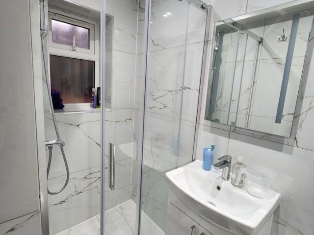 Room at Bath Road, Slough