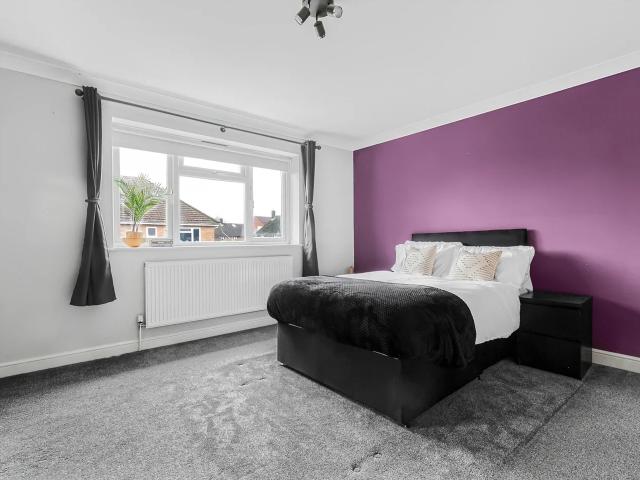 Room at Bath Road, Slough