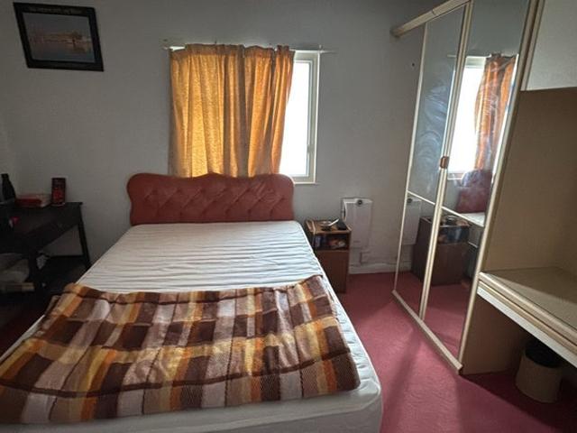 Room at Bath Road, Slough