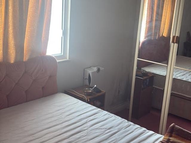 Room at Bath Road, Slough