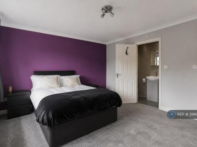 Room at Bath Road, Slough