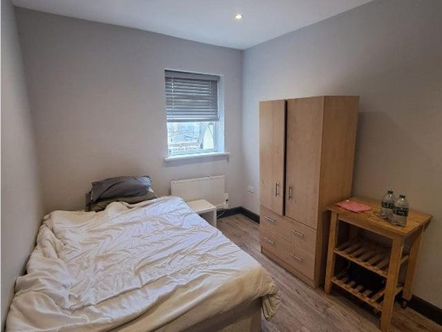 Room at Bath Road, Slough