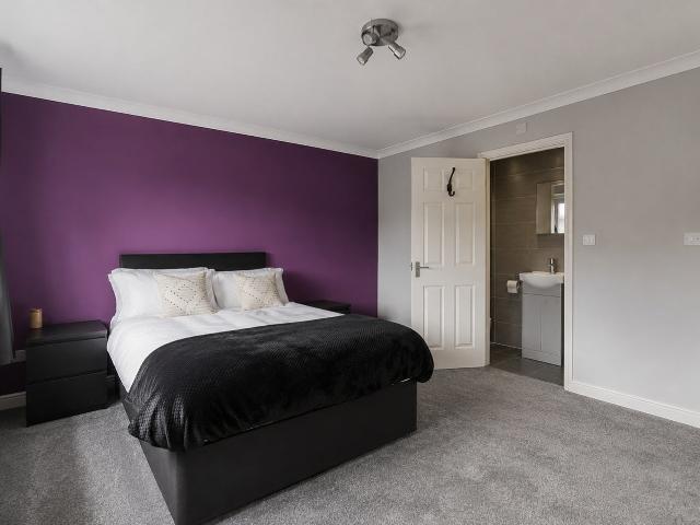 Room at Bath Road, Slough