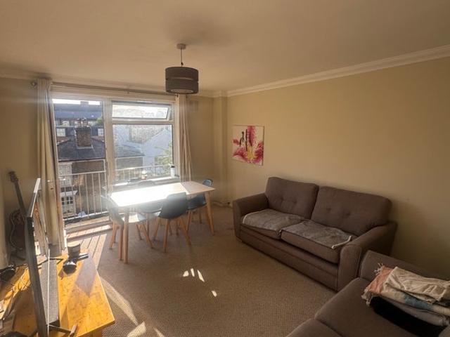 Room at Battersea High Street, Greater London