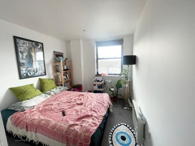 Room at Battersea High Street, Greater London