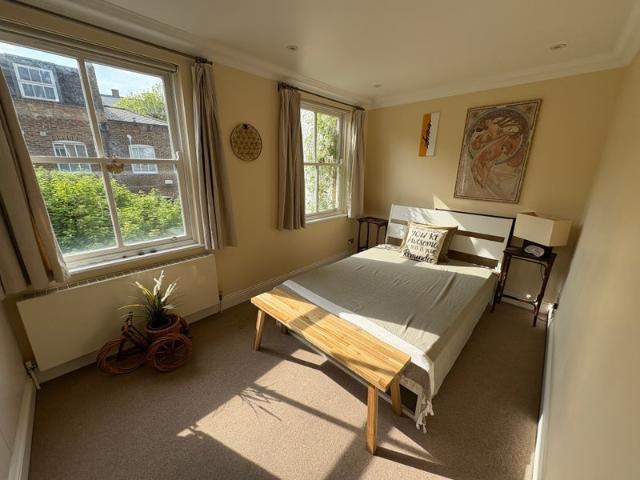 Room at Battersea High Street, Greater London