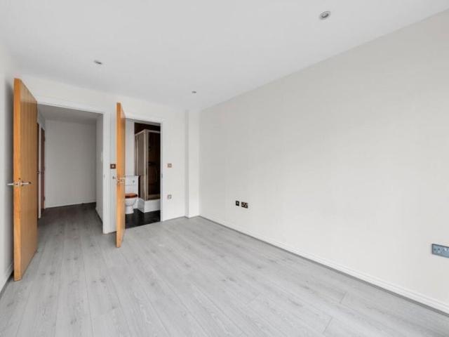 Room at Battersea Park Road, Greater London