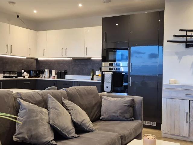 Room at Beck Square, Greater London