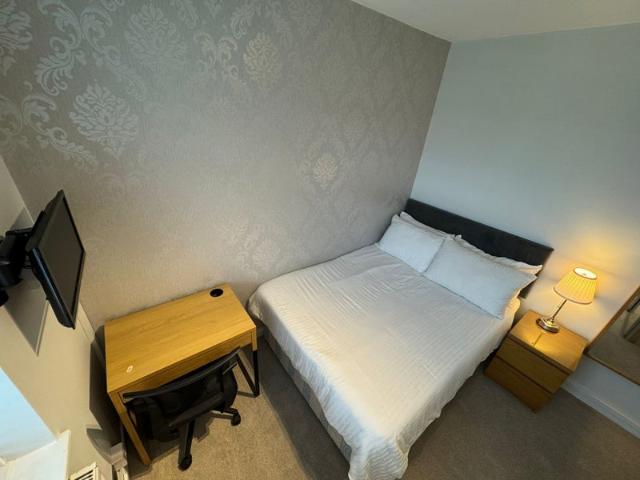Room at Becklow Gardens, Greater London