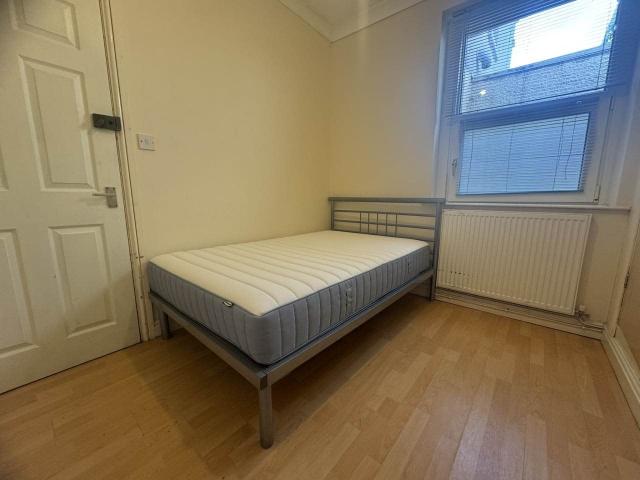 Room at Bedford Street, Cardiff
