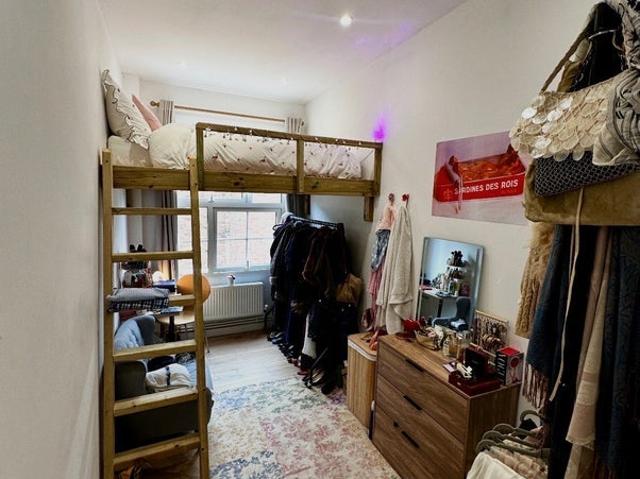 Room at Belfast Road, Greater London