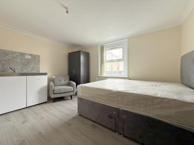 Room at Bell Road, Greater London