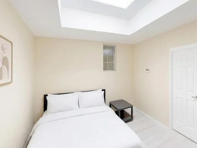 Room at Bellevue Road, Greater London