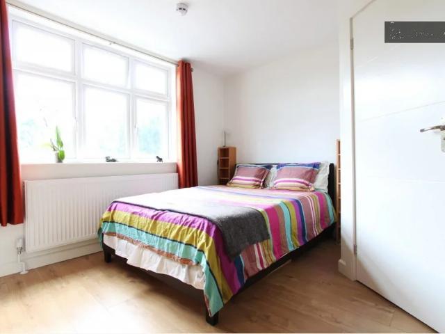 Room at Bentley Drive, Greater London