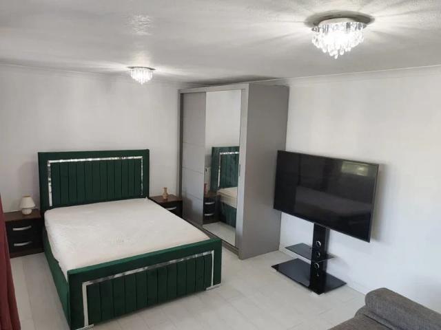 Room at Benworth Street, Greater London