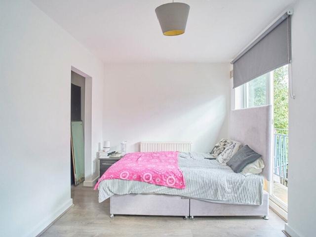 Room at Benworth Street, Greater London
