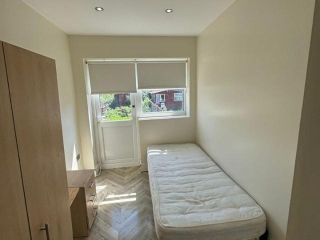 Room at Berkeley Avenue, Greater London