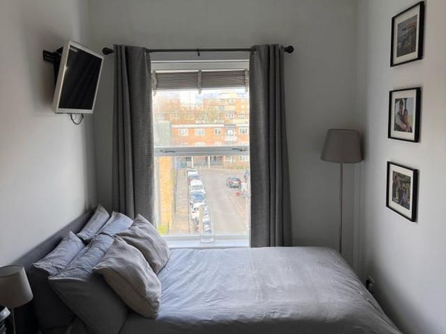 Room at Binfield Road, Greater London