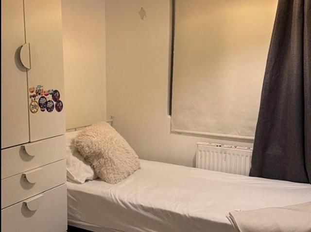 Room at Binfield Road, Greater London