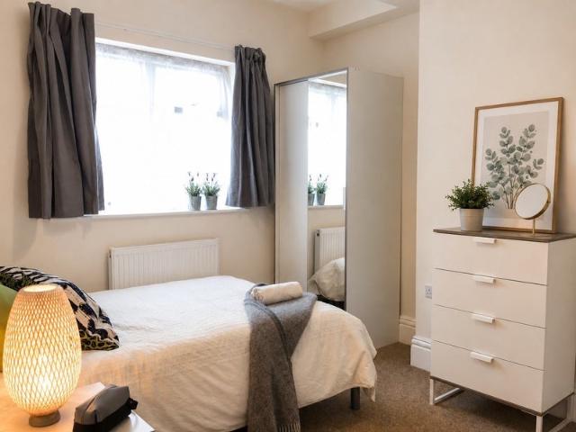 Room at Bingham Road, Greater London