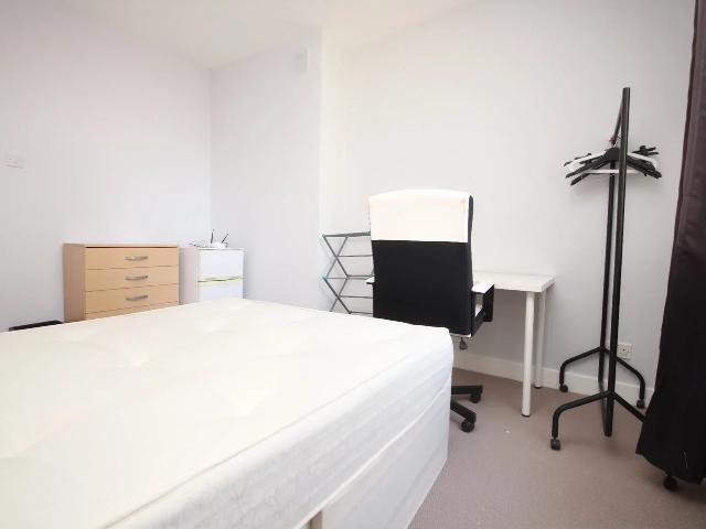 Room at Blakenham Court, Greater London