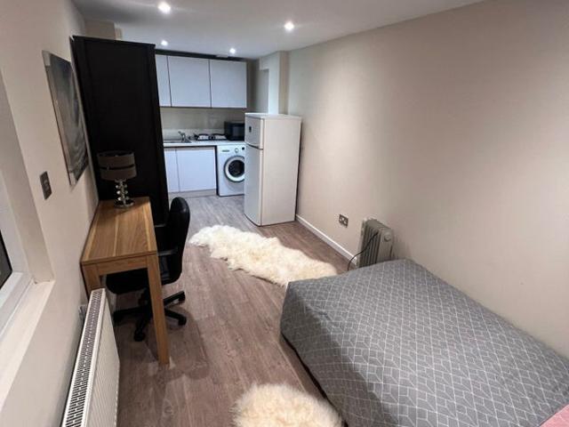 Apartment at Blenheim Gardens, Greater London