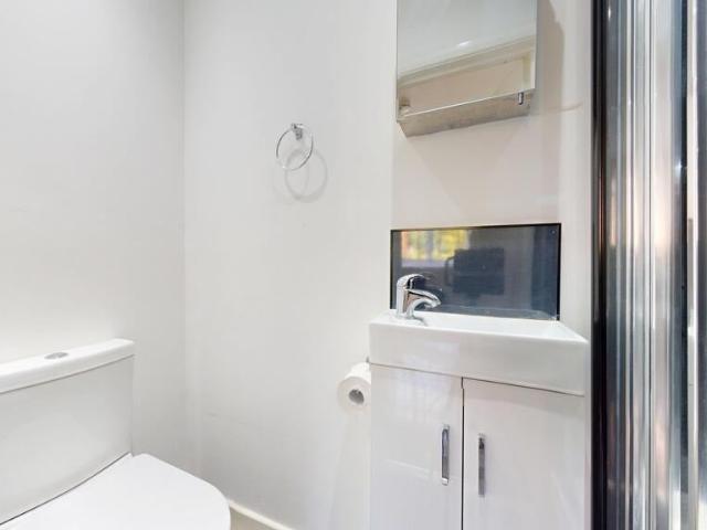 Room at Blenheim Gardens, Greater London