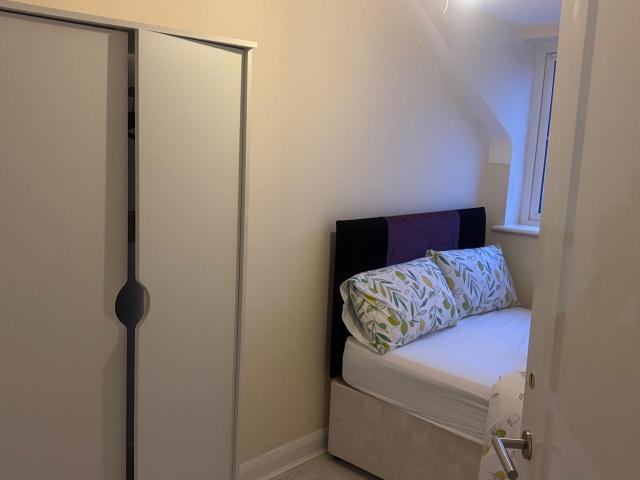Room at Blueberry Avenue, Manchester