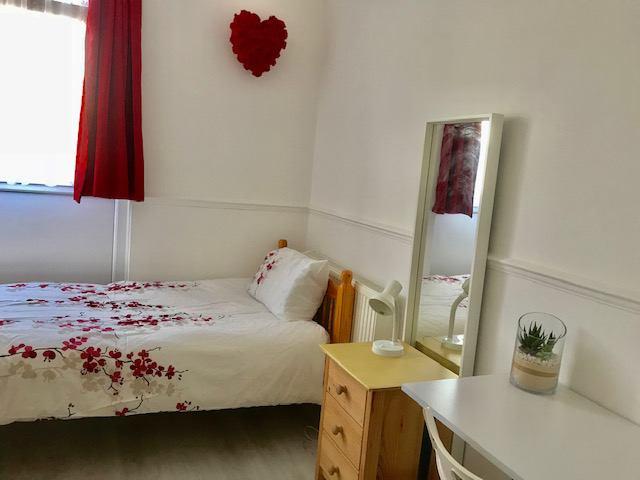 Room at Bolingbroke Walk, Greater London