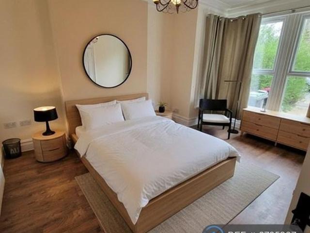 Room at Boston Avenue, Southend on Sea