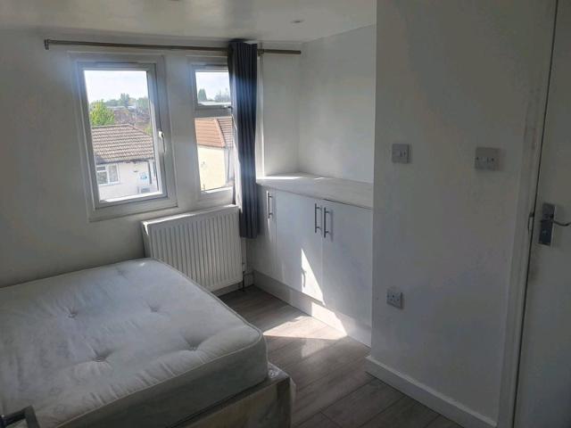Room at Boston Road, Greater London