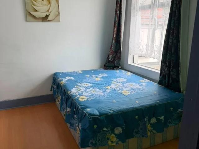 Room at Boston Road, Greater London