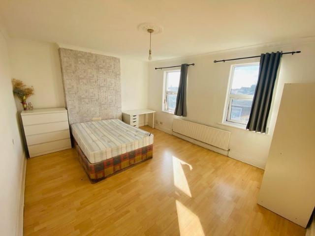 Room at Boston Road, Greater London