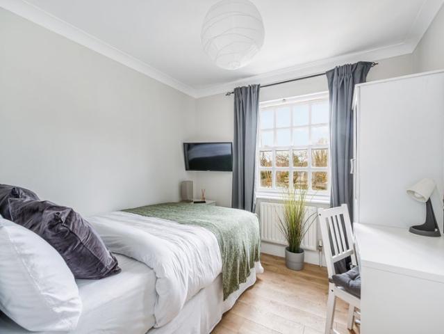 Room at Bostonthorpe Road, Greater London