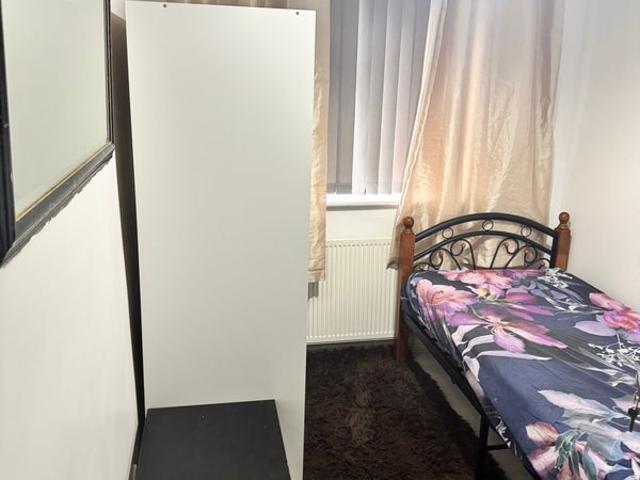 Room at Bowdon Avenue, Manchester