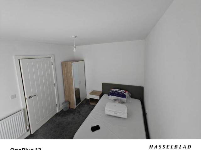 Room at Bowen Road, Locking Parklands