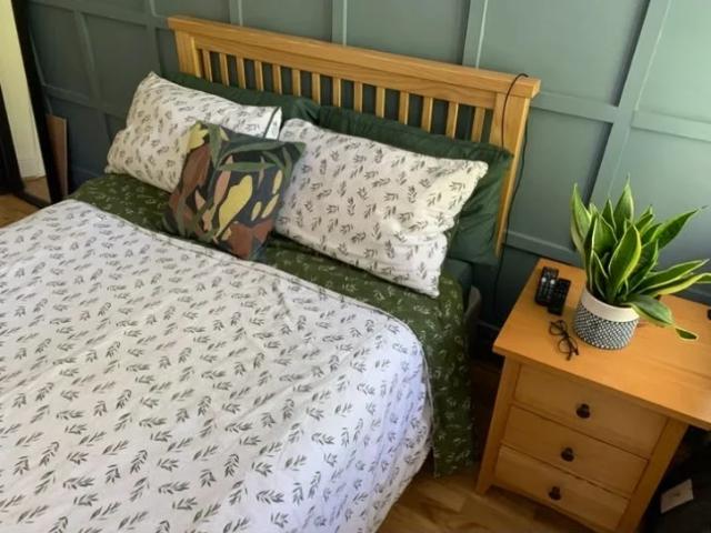 Room at Boundary Road, Chatham