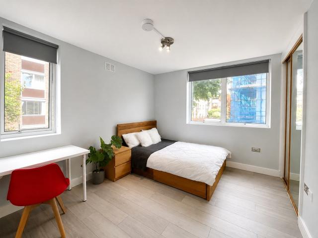 Room at Boundary Road, Greater London