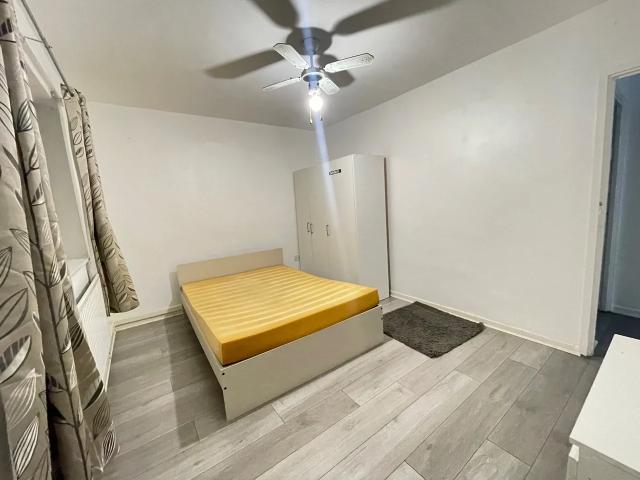 Room at Boundary Road, Greater London