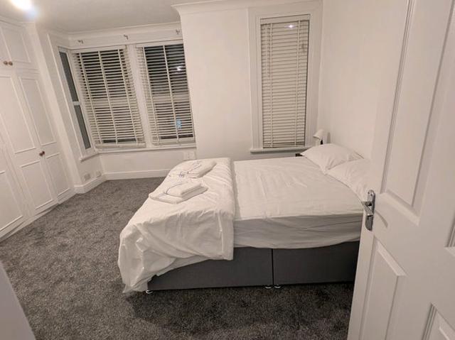 Room at Boundary Road, Greater London