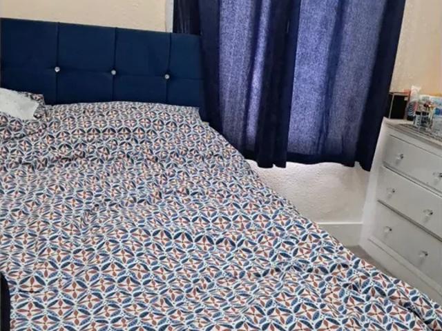 Room at Boundary Road, Greater London
