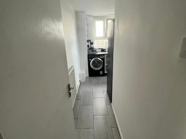 Room at Boundary Road, Greater London