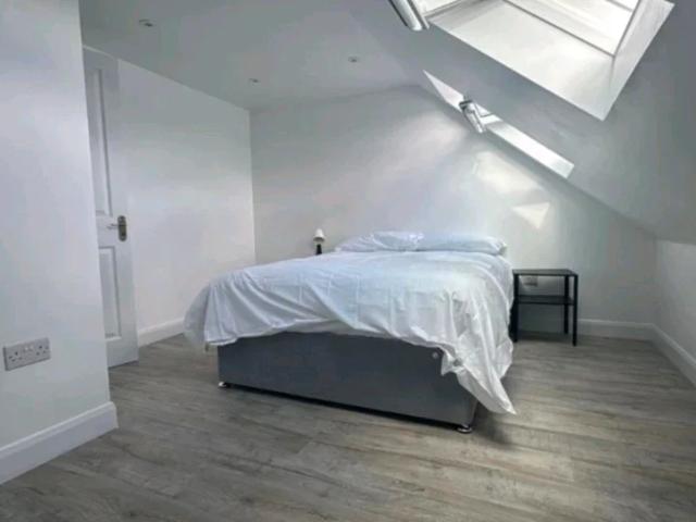 Room at Boundary Road, Greater London