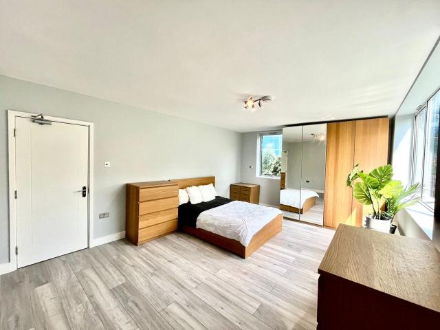 Room at Boundary Road, Greater London