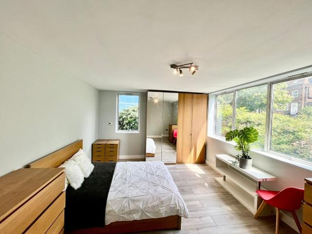 Room at Boundary Road, Greater London